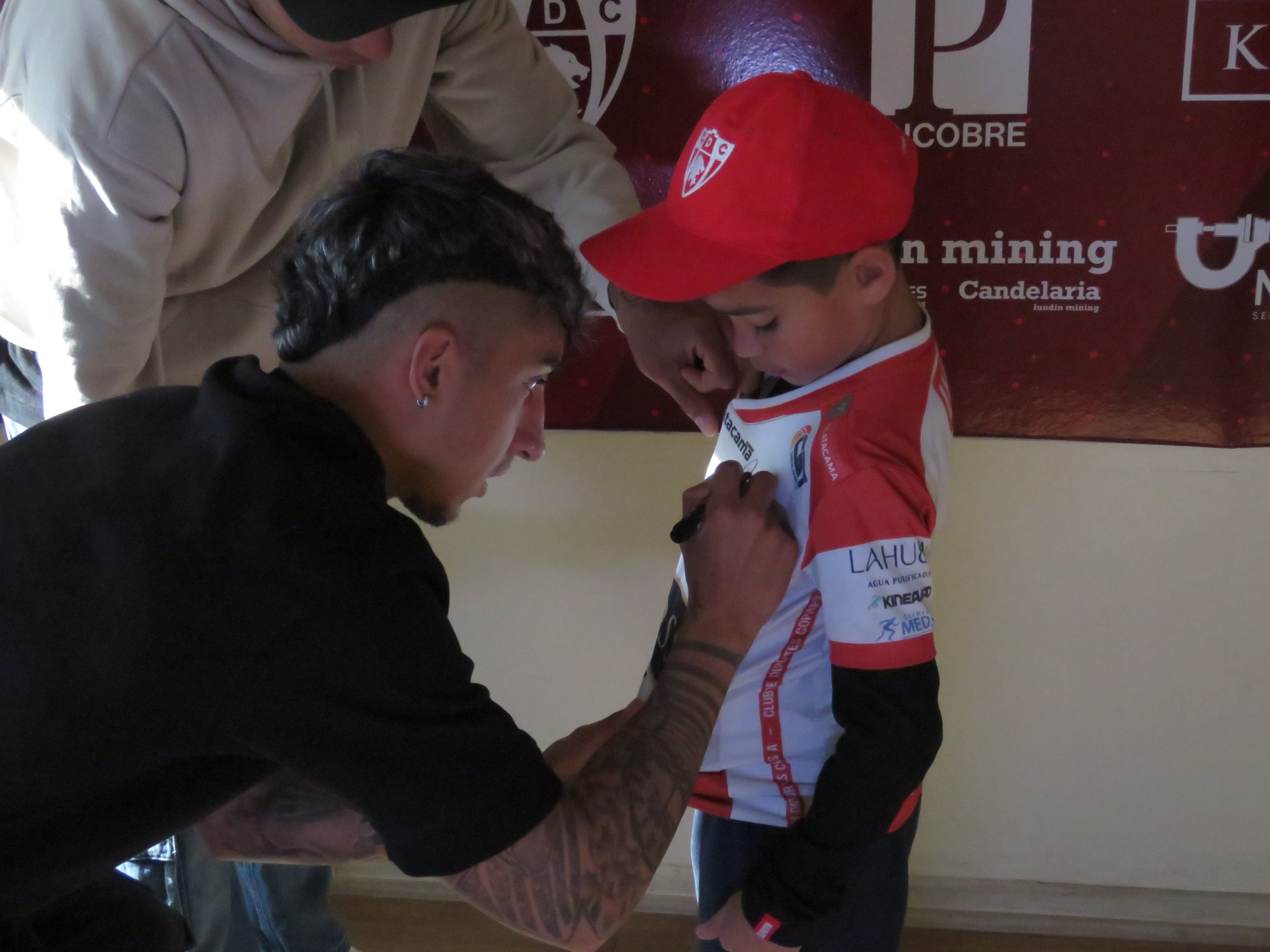 Galeria de fotos de la firma de camisetas;Diego Garcia,Bryan Soto y ...